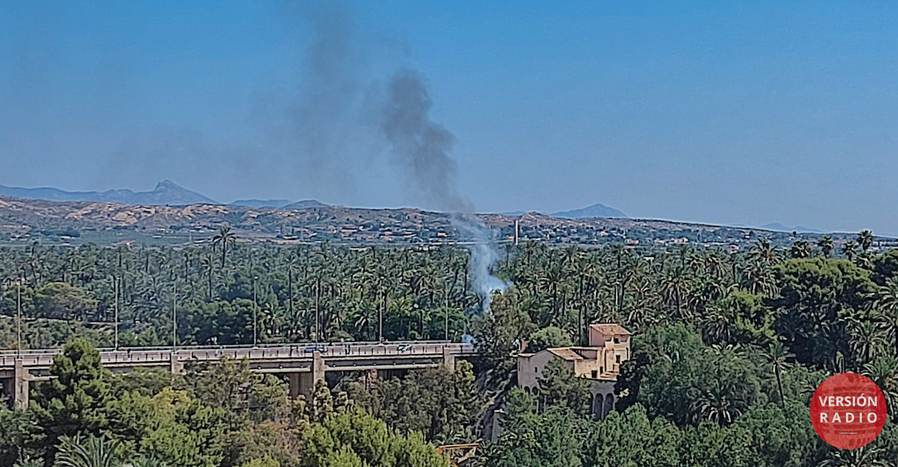 Arde un vehículo junto al puente del Ferrocarril y se genera una ...